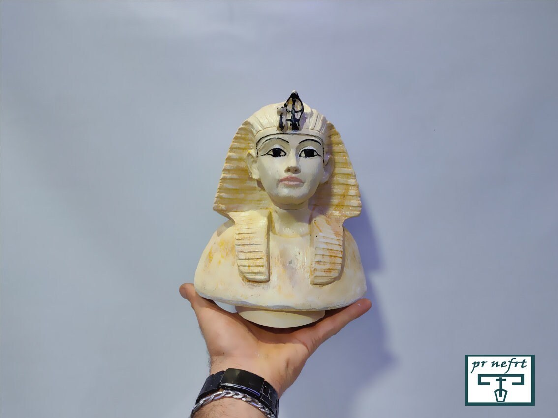 The lid of King Tutankhamun's Canopus jar. The head of King Tutankhamun ...