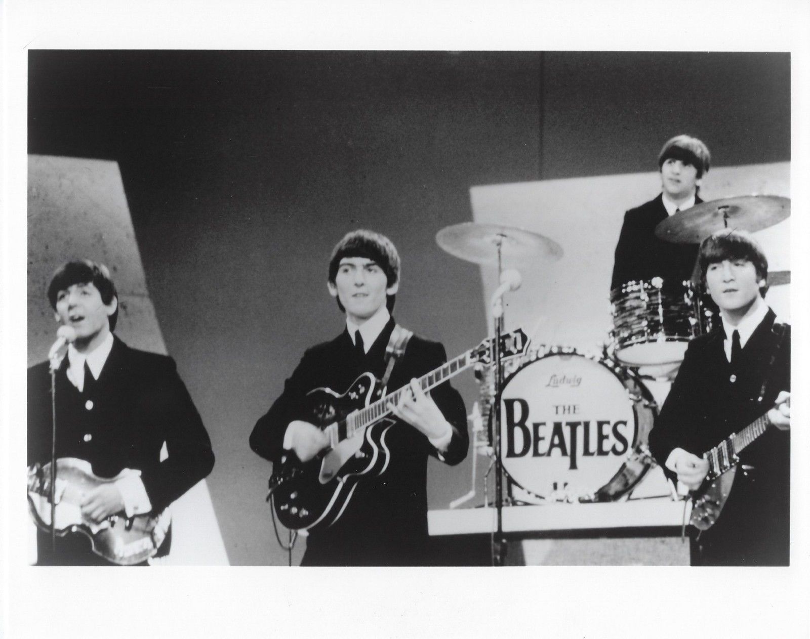 THE BEATLES 8X10 PHOTO MUSIC POP ROCK & ROLL PICTURE IN CONCERT WITH ...