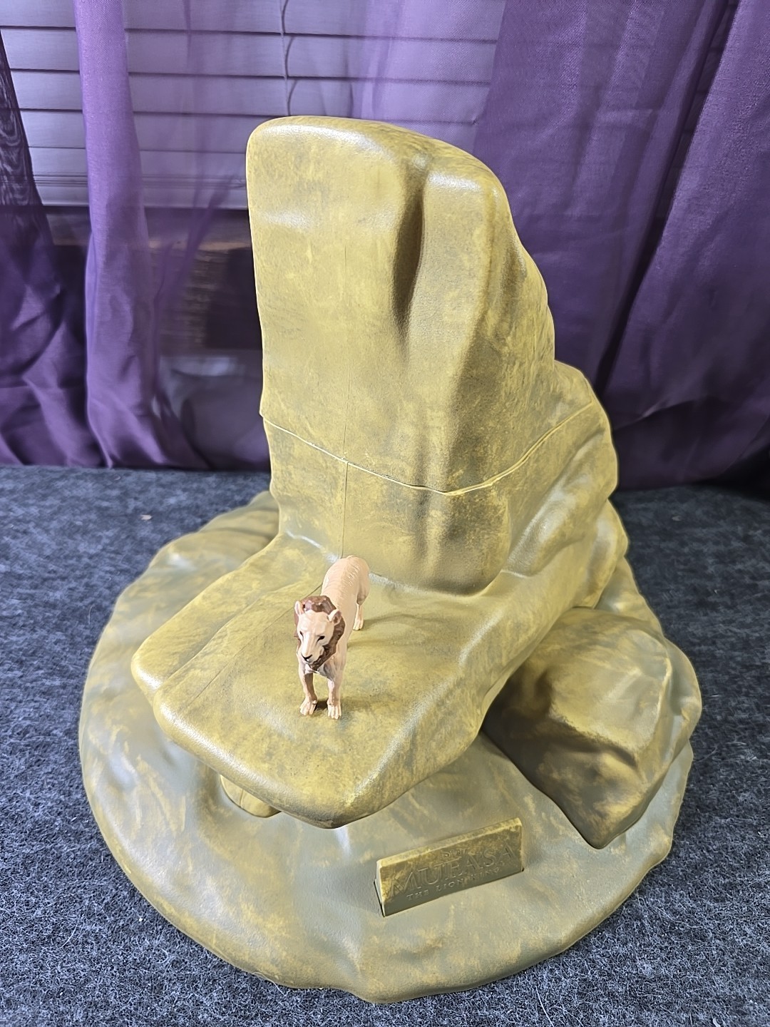 Mufasa The Lion King Pride Rock Popcorn Bucket In Hand New Regal ...