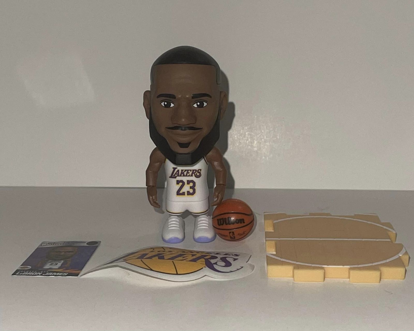 ZURU 5 SURPRISE - NBA BALLERS - Los Angeles Lakers - LeBRON JAMES ...