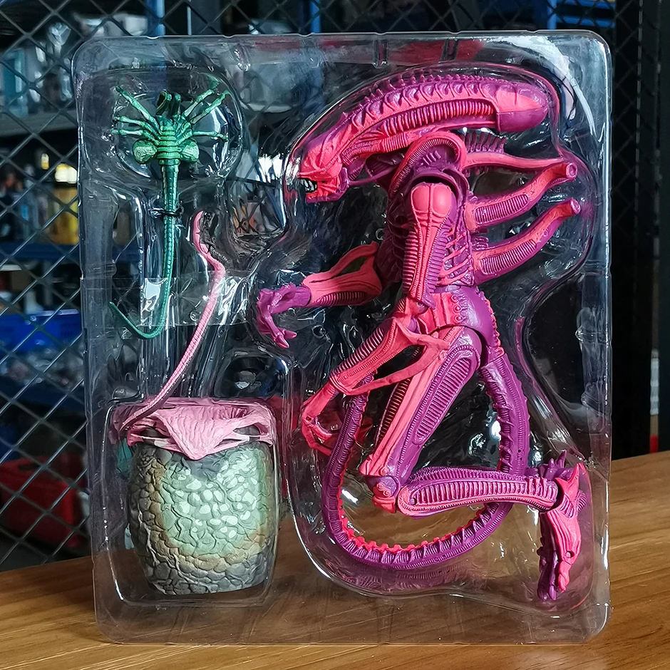 NECA ALIENS Red Alien with Chestburster & Facehugger Collection Action ...