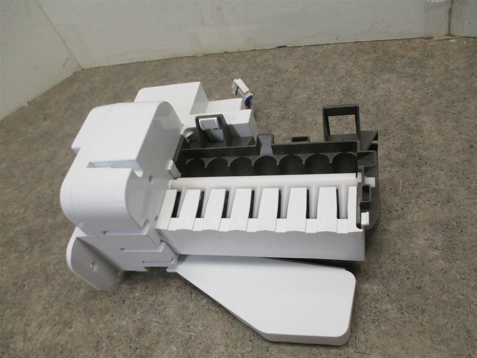 GE REFRIGERATOR ICE MAKER PART# IM6D - Refrigerator & Freezer Parts