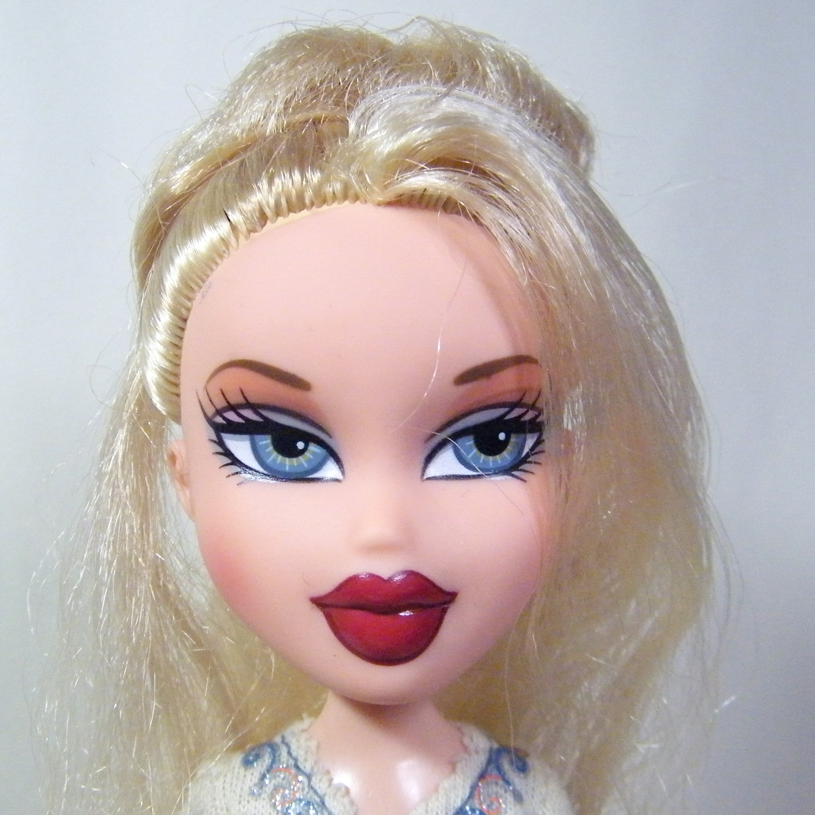 Bratz Step Out CLOE Redressed in Jeans, Dana Top and Yasmin Boots ...