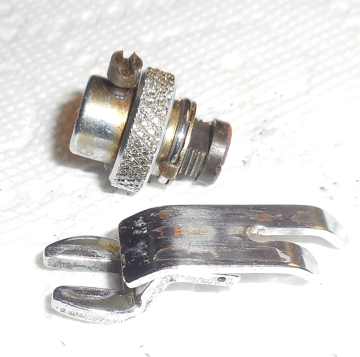 Domestic Rotary Straight Stitch Foot w/Foot Clamp & Set Screw - Sewing