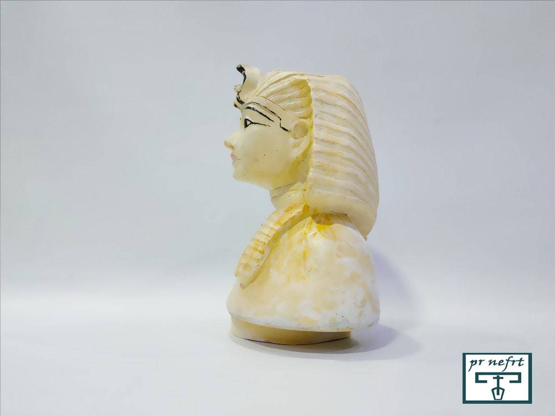 The lid of King Tutankhamun's Canopus jar. The head of King Tutankhamun ...