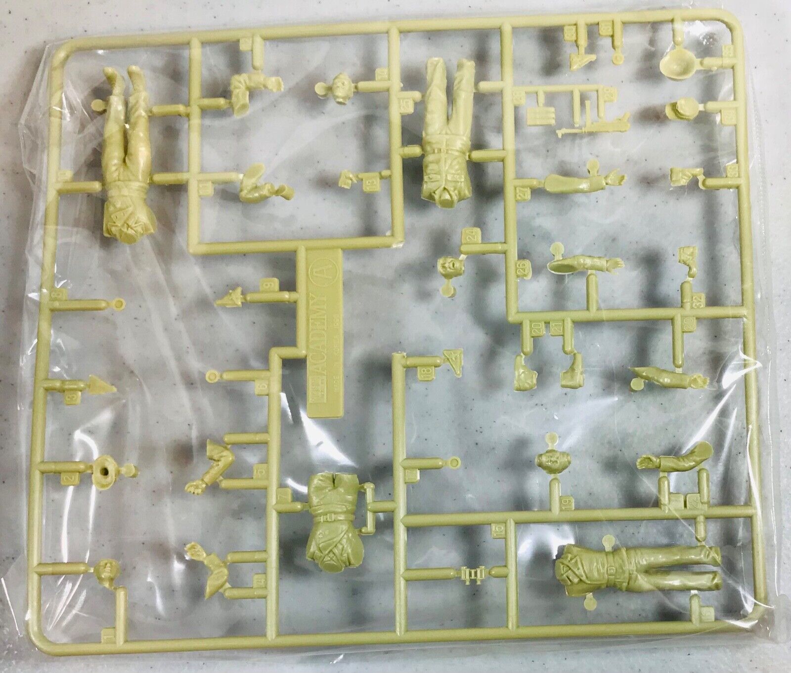 1/35 Academy WWII German Tank Crew 4 Figures Plastic Korean Model Kit ...