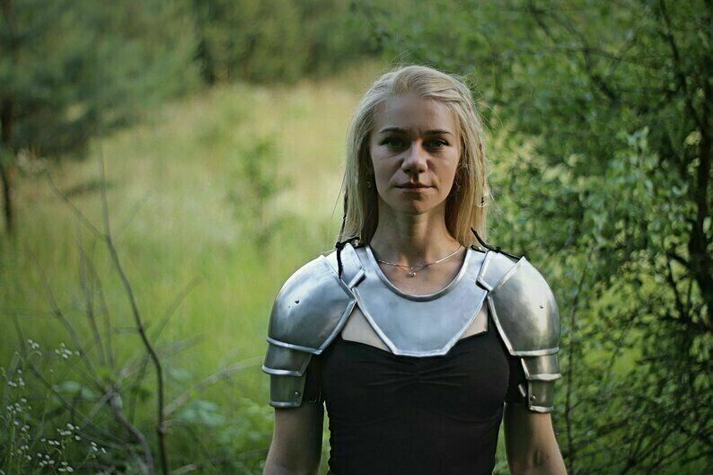 Lady Pair of pauldrons & gorget shoulder Armor Medieval knight Lady ...