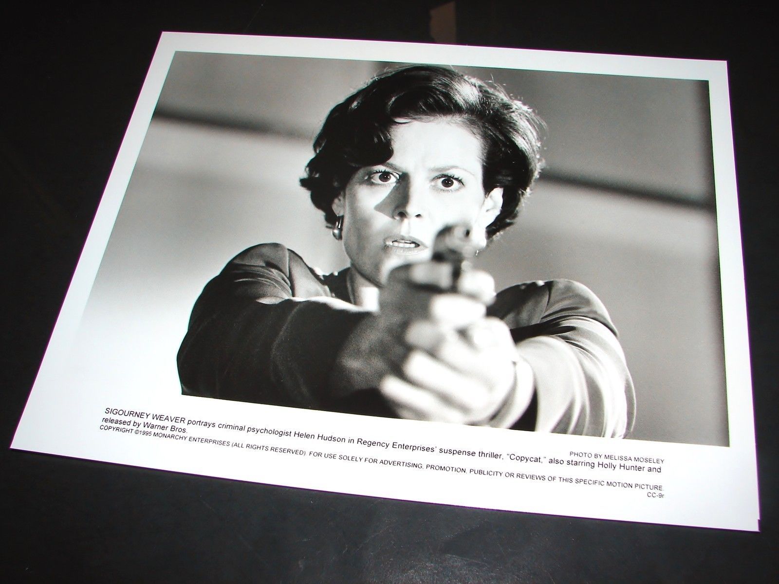 1995 Jon Amiel Movie COPYCAT Photo SIGOURNEY WEAVER with a Gun Pistol ...