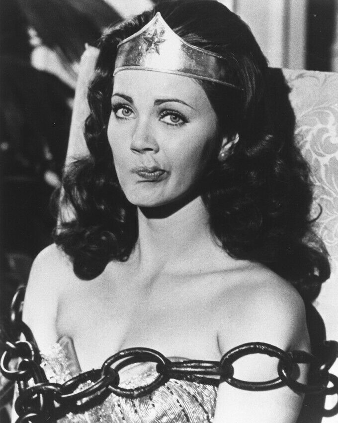 WONDER WOMAN B&W 8X10 PHOTO LYNDA CARTER IN CHAINS - Color