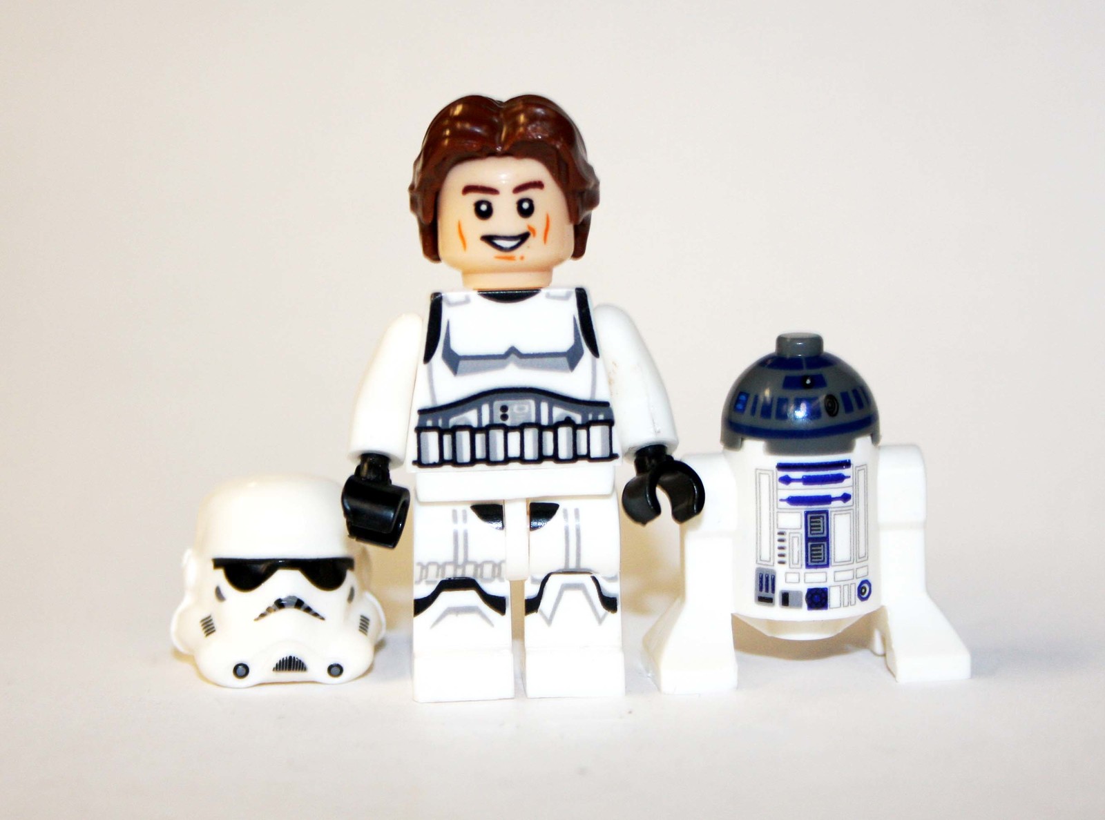 Han Solo Stormtrooper outfit with R2 Droid Star Wars Minifigure - LEGO ...