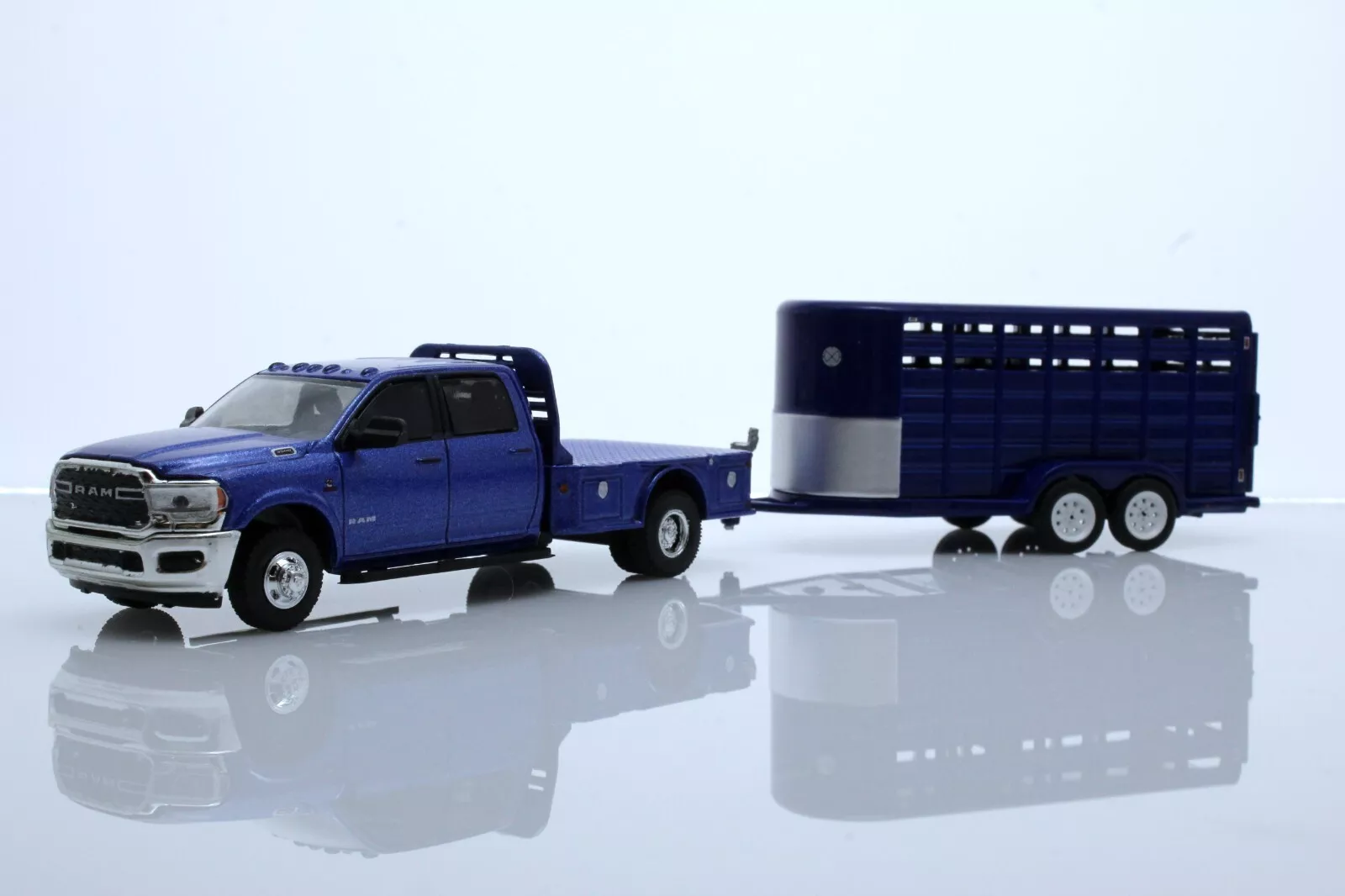New Diecast 2022 Dodge Ram 3500 Flatbed Truck Animal Horse Trailer 1:64 ...