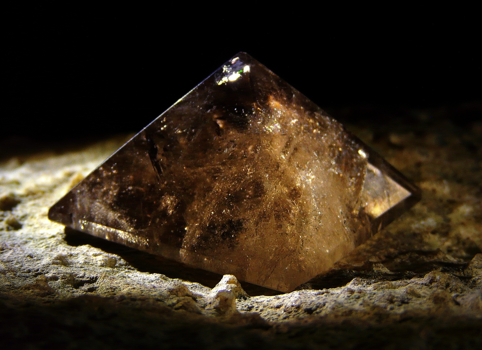 STAR SEED LIGHT BEINGS ARCTURIAN SIRIAN PLEIADIAN Quartz Pyramid izida ...