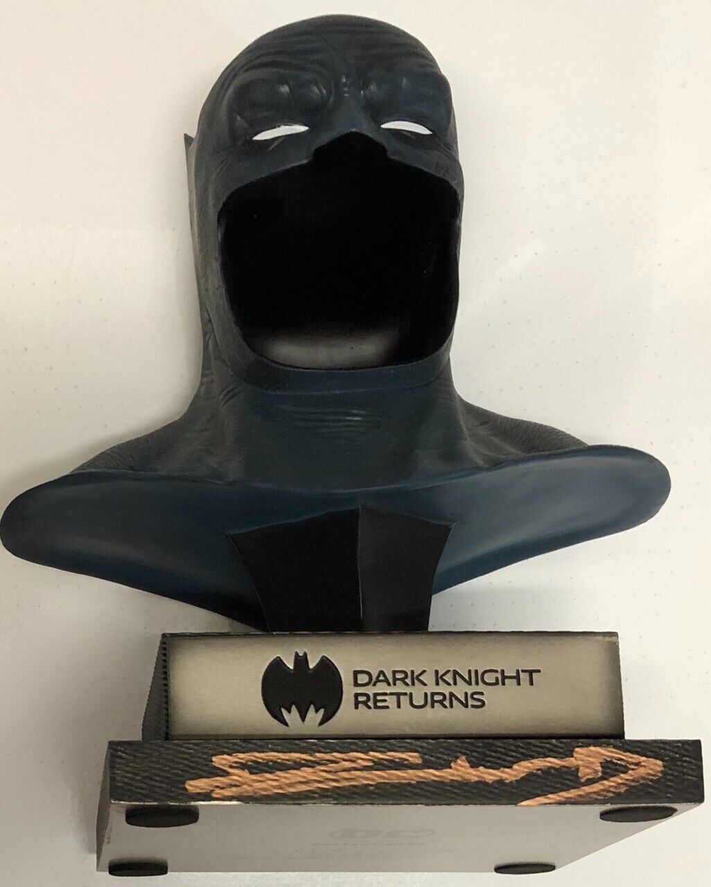 Frank Miller SIGNED Batman The Dark Knight Returns Cowl DC Gallery Bust ...