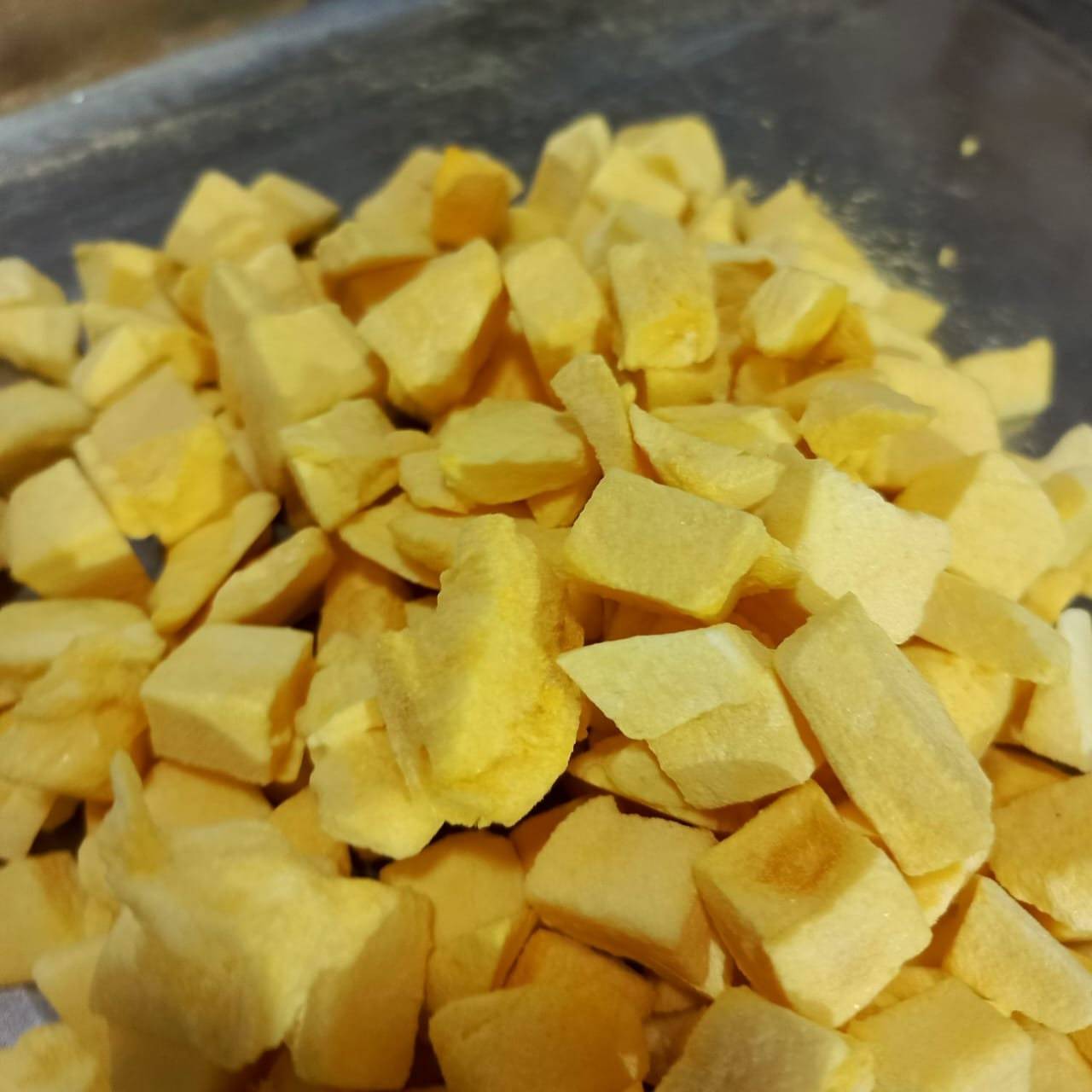 Freeze dried mango chips, Can be taken as snacks, or add to your ...