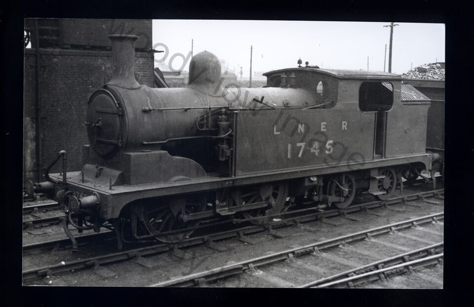 ry1843 - LNER Railway Engine No.1745 - photograph - Photographs