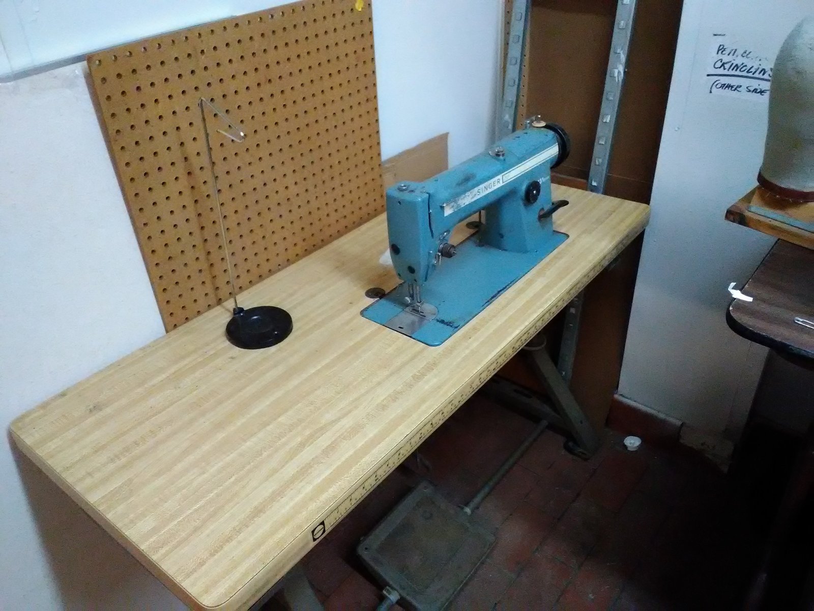 Singer 431 D200A Industrial Sewing Machine / Lockstitch Straight Stitch ...