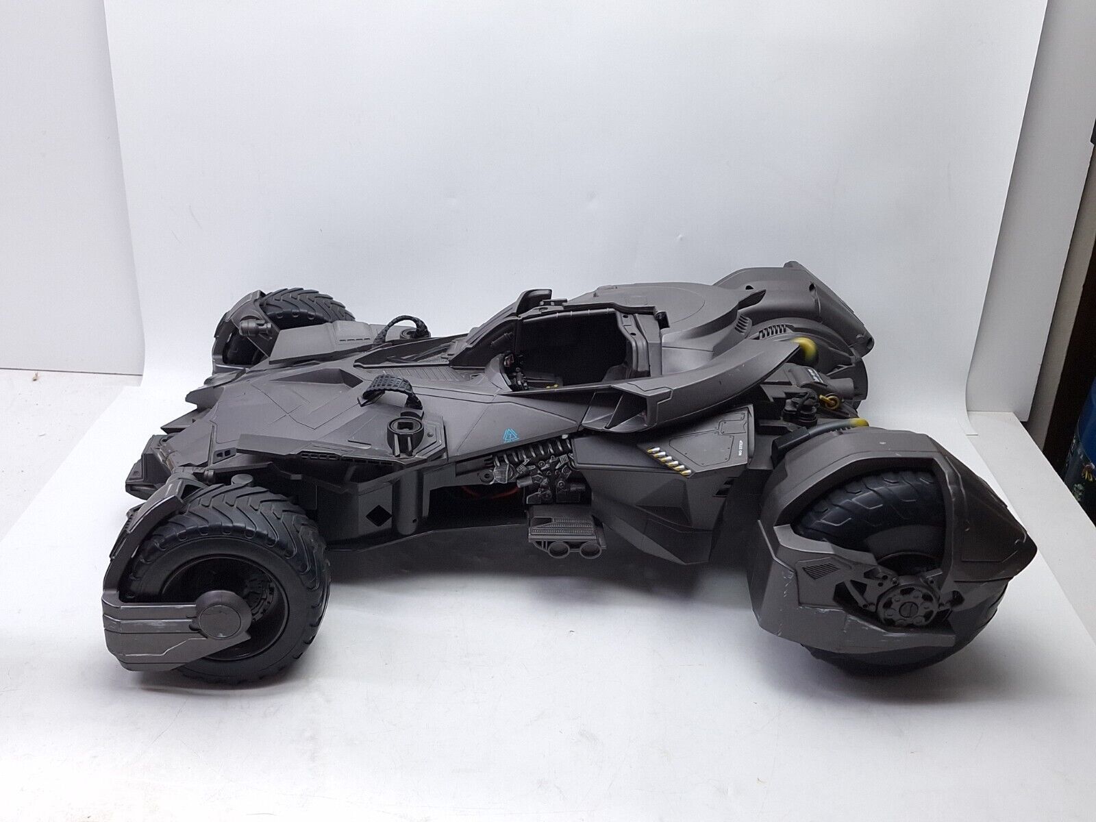 Mattel Ultimate Justice League Batmobile 1/10th Scale RC READ ...