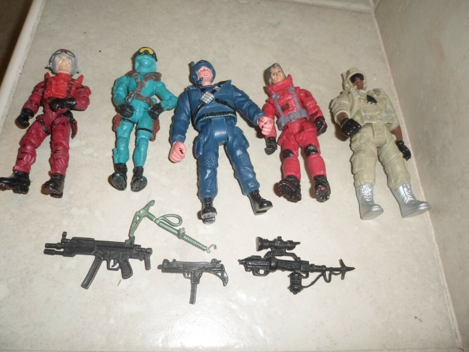 5 POSEABLE 4 -5 " SOLDIERS , 4 WEAPONS,DIFFERENT UNIFORMS,FROGMAN ...