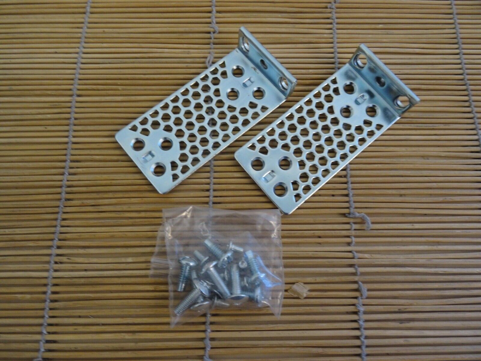 Cisco Catalyst 9300 Series RACK-KIT-T1 Rack Mount RCKMNT-1RU-2KX ...