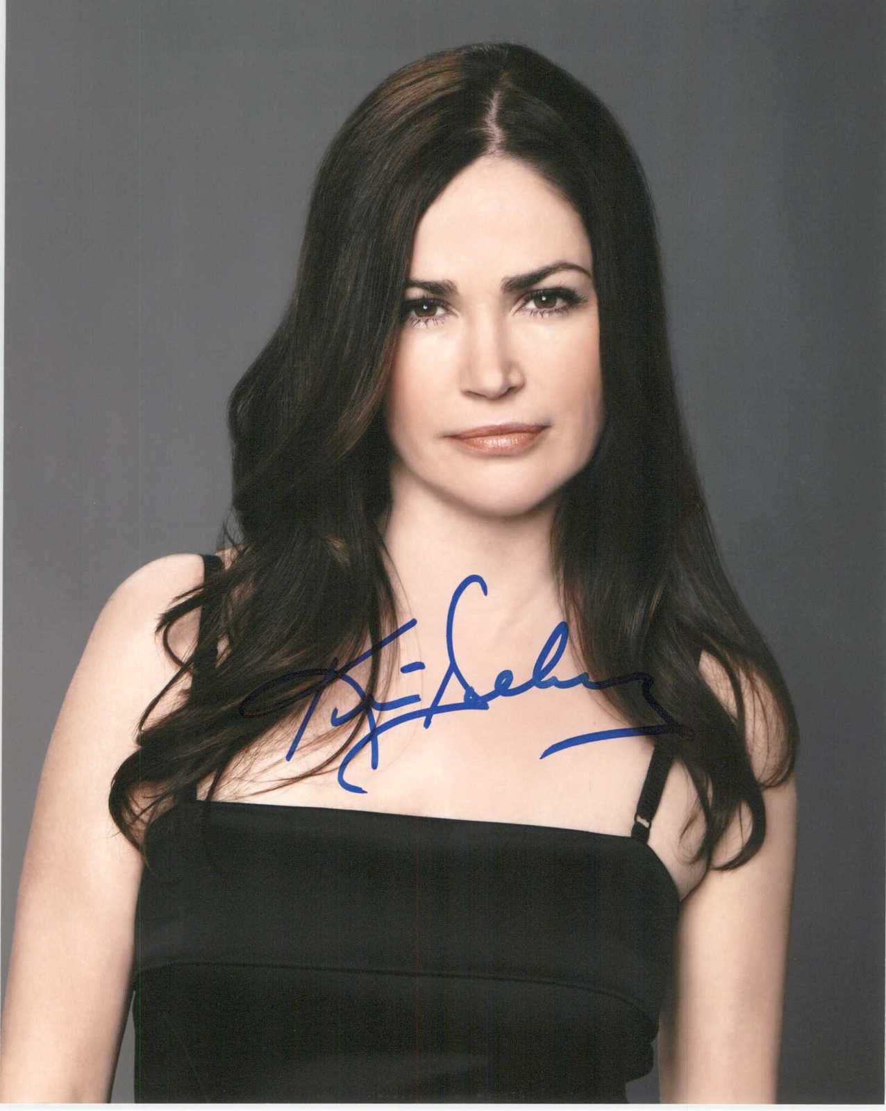 Kim Delaney Signed Autographed Glossy 8x10 Photo - Photographs