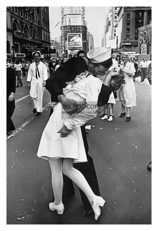 WW2 VICTORY DAY KISS IN TIMES SQUARE NEW YORK 1945 4X6 PHOTO - Photographs