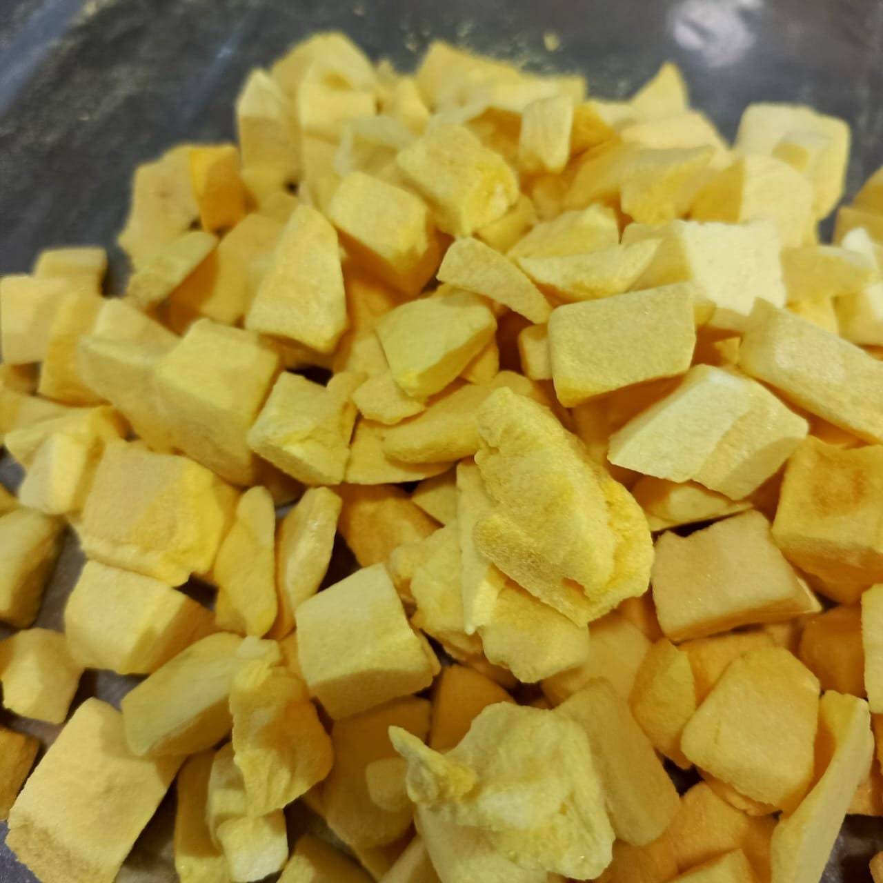 Freeze dried mango chips, Can be taken as snacks, or add to your ...