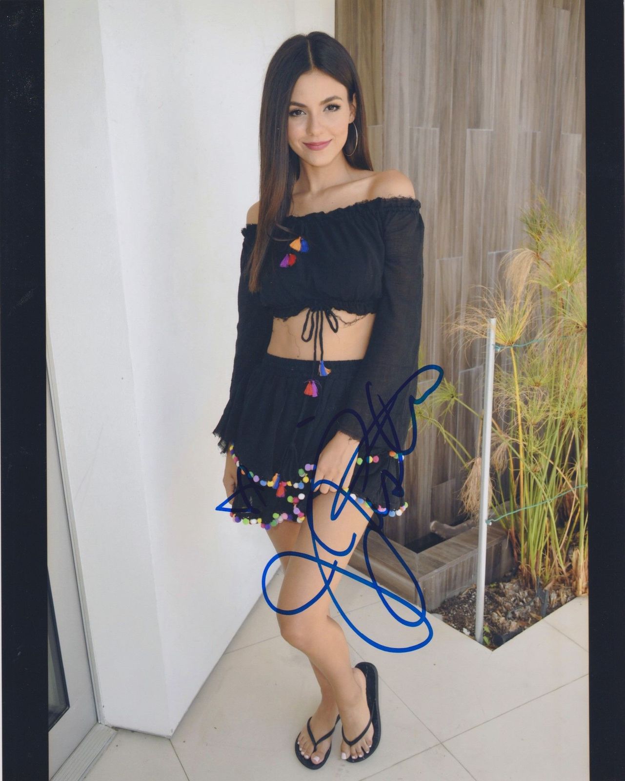 Victoria Justice Signed Autographed Glossy 8x10 Photo - Photographs