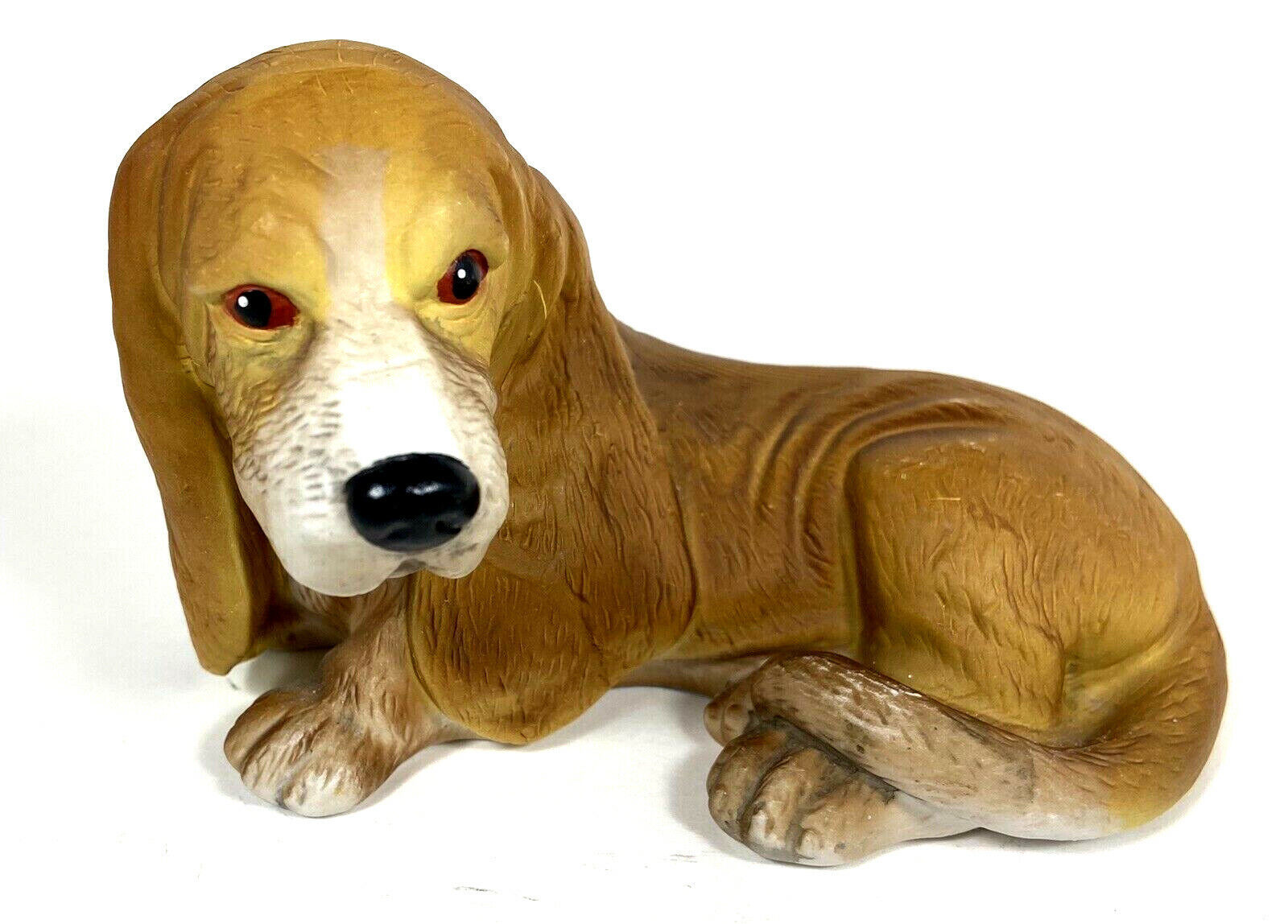 Basset Hound Figurine Laying Down Beige Porcelain - Sculptures & Figurines