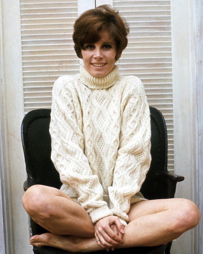 Stefanie Powers 11x14 Photo Sexy Leggy Pose In White Sweater Photographs