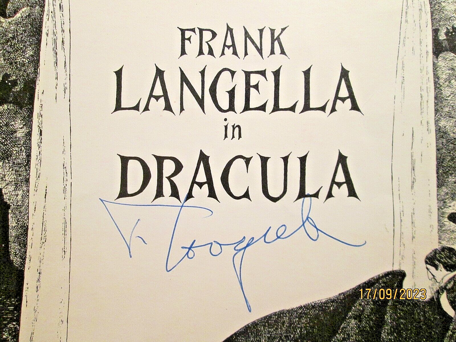 FRANK LANGELLA AS DRACULA (DRACULA) ( HAND SIGN STAGE PLAY BOOKLET) - Other