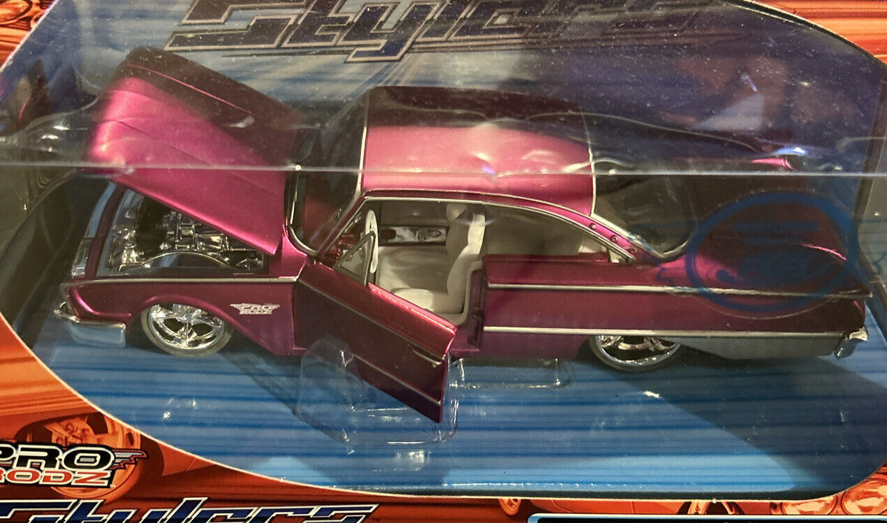 MAISTO - PRO RODZ (STYLERS) 1:26 "1960 FORD STARLINER LOWRIDER" Pink ...