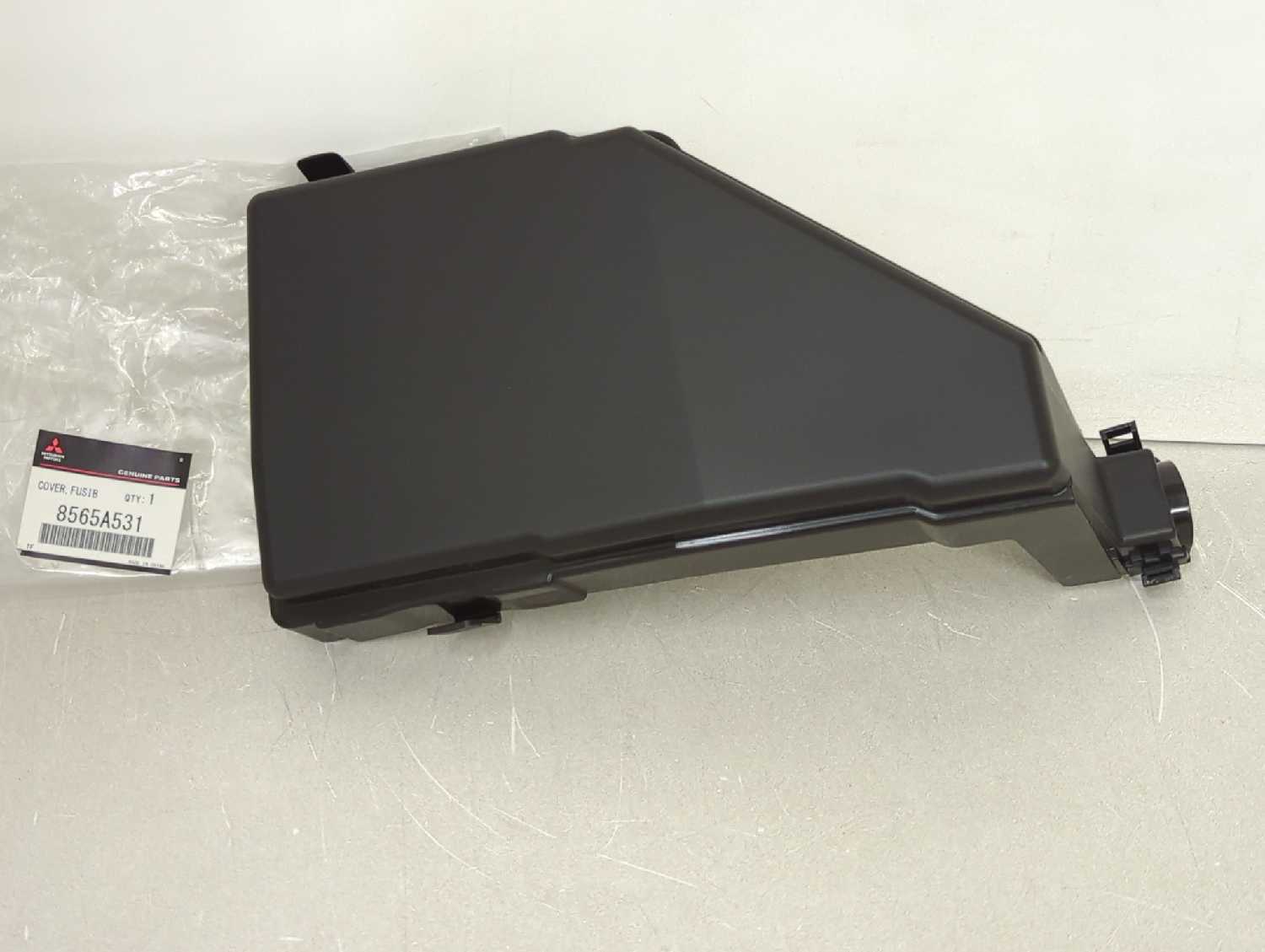 New OEM Genuine Upper Fuse Box Cover 2022-2024 Outlander ES SE SEL 2.5L ...
