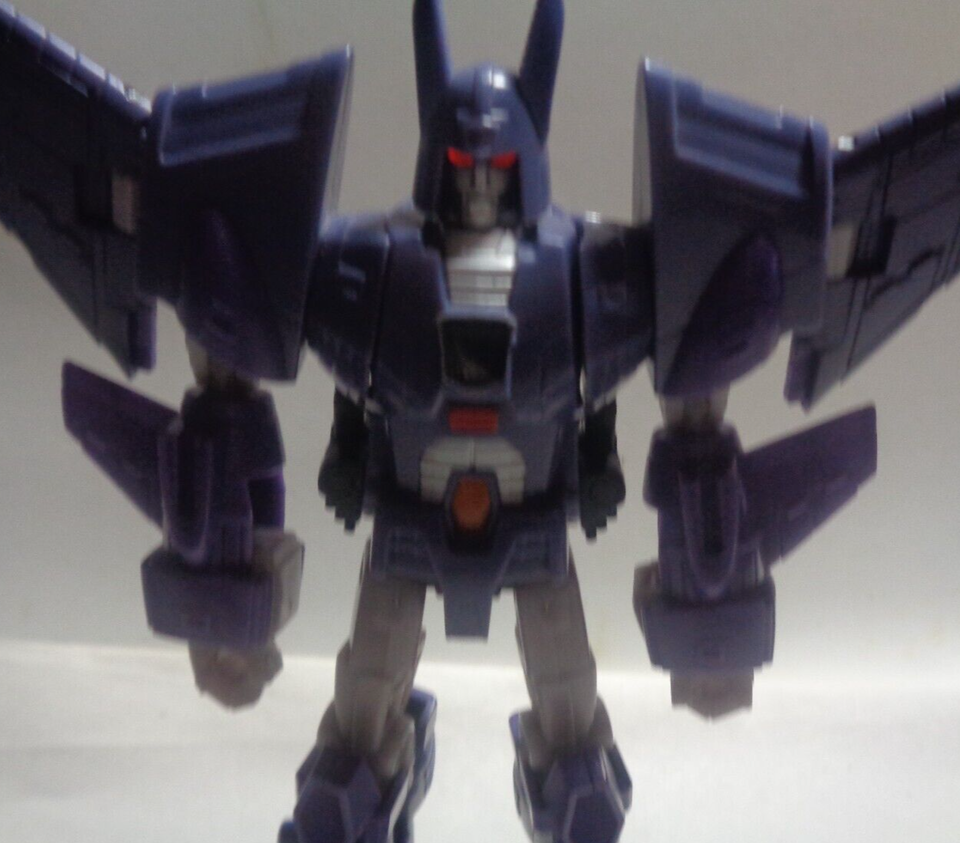 Transformers Generations Cyclonus Deluxe Class - Action Figures
