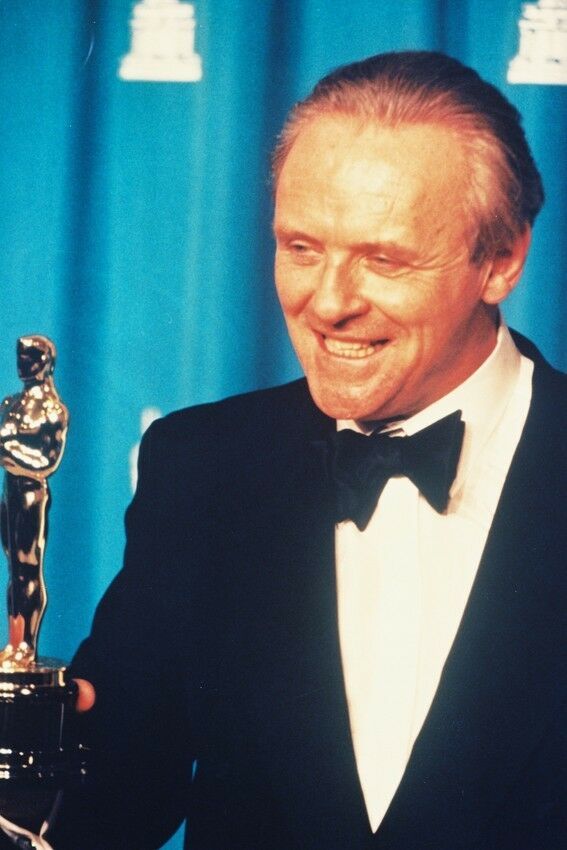 Anthony Hopkins Smiling Pose Holding His Oscar For Silence Of ...