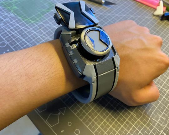 Ben 10 Omniverse Omnitrix Watch,The dial is rotatable and has lights ...