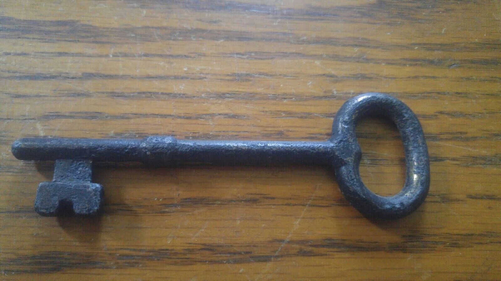 Vintage Large 4.5 Inch Skeleton Lock Key Metal Unmarked - Locks, Keys