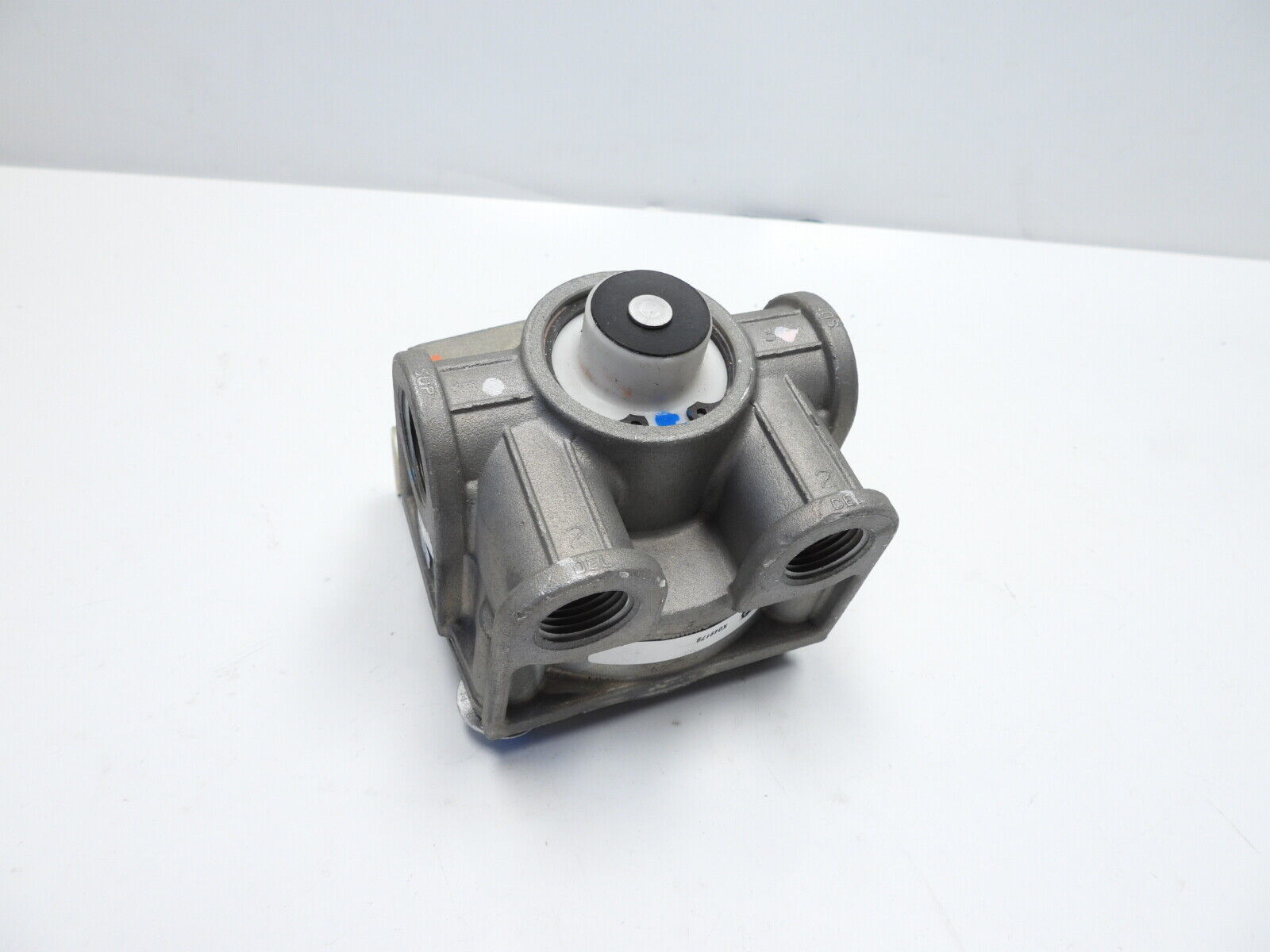 New Genuine Bendix T5005181 Air Brake Valve 909762 - Other Commercial ...