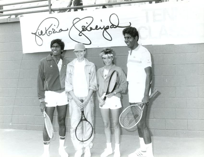 Veronica Hamel Kristy McNichol 7x9 ORIGINAL Photo #B7998 - Action Figures