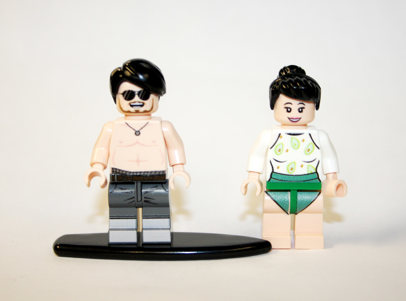 MVS Beach Couple With Boogie Board Of 2s Toys Minifigures - LEGO (R ...