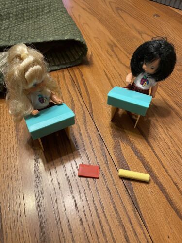 1976 MATTEL BARBIES BABY KELLY 5" SCHOOL CHILDREN DOLL SET W/ DESKS ...