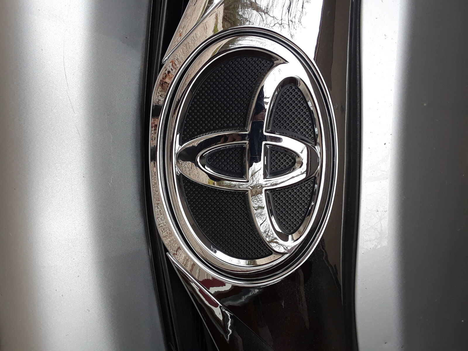 GENUINE TOYOTA CAMRY LE XL AVALON FRONT RADIATOR GRILLE EMBLEM 75310 ...