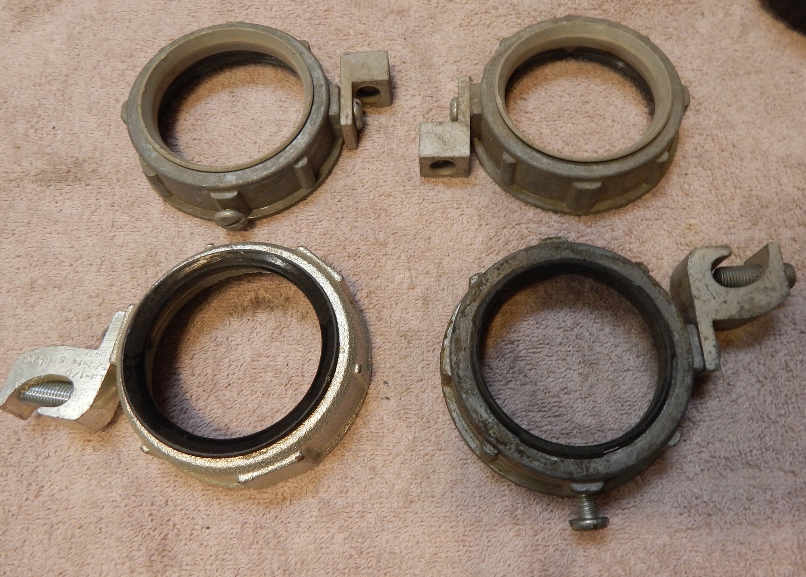 Conduit Grounding Bushings 2 1/2" Insul W/Lug 4 each Clamp Screw Zinc ...