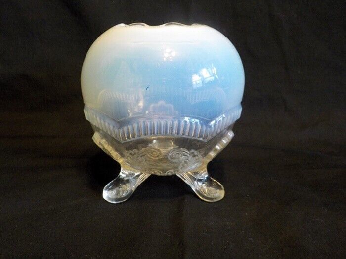 Vintage Model Flint White Opalescent Glass WREATH and SHELL MANILA Ivy ...