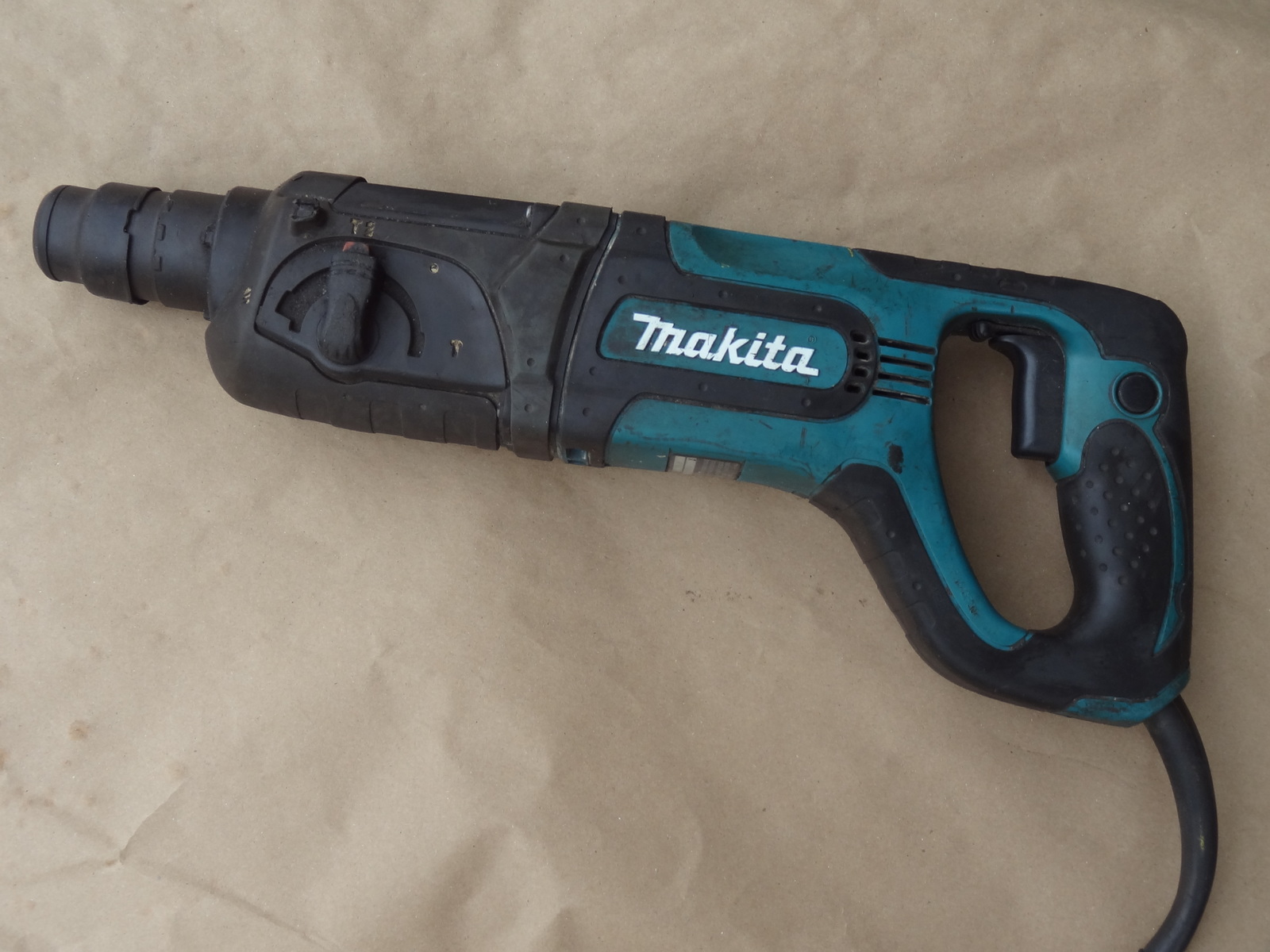 MAKITA HR2475 ROTARY HAMMER DRILL USED WORKS WELL CORDED GOOD SHAPE ...