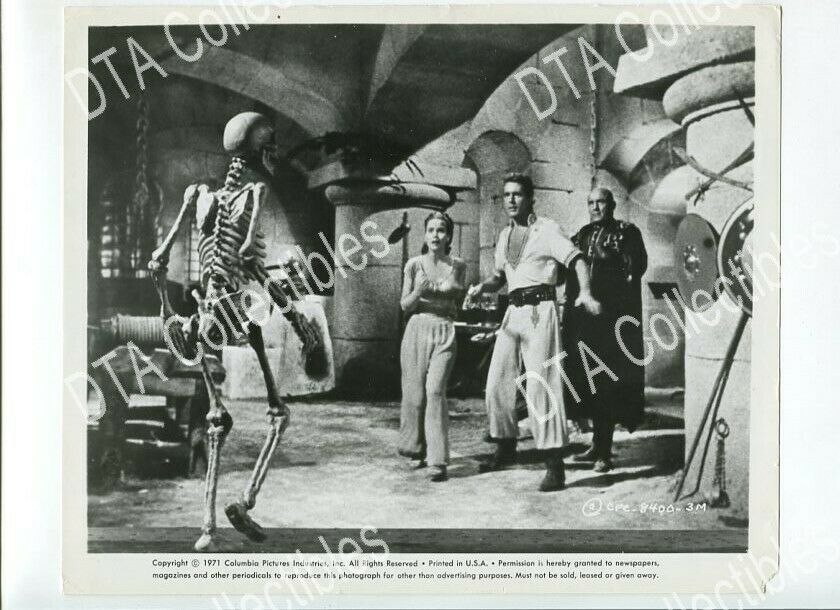 7th VOYAGE OF SINBAD-8x10 PROMOTIONAL STILL-SKELETON FN - Black & White