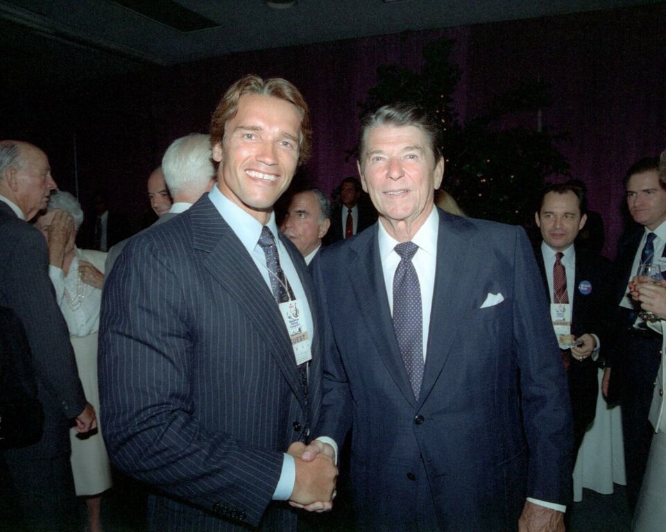 ARNOLD SCHWARZENEGGER & RONALD REAGAN SHAKING HANDS 8X10 PHOTOGRAPH REPRINT - Photographs
