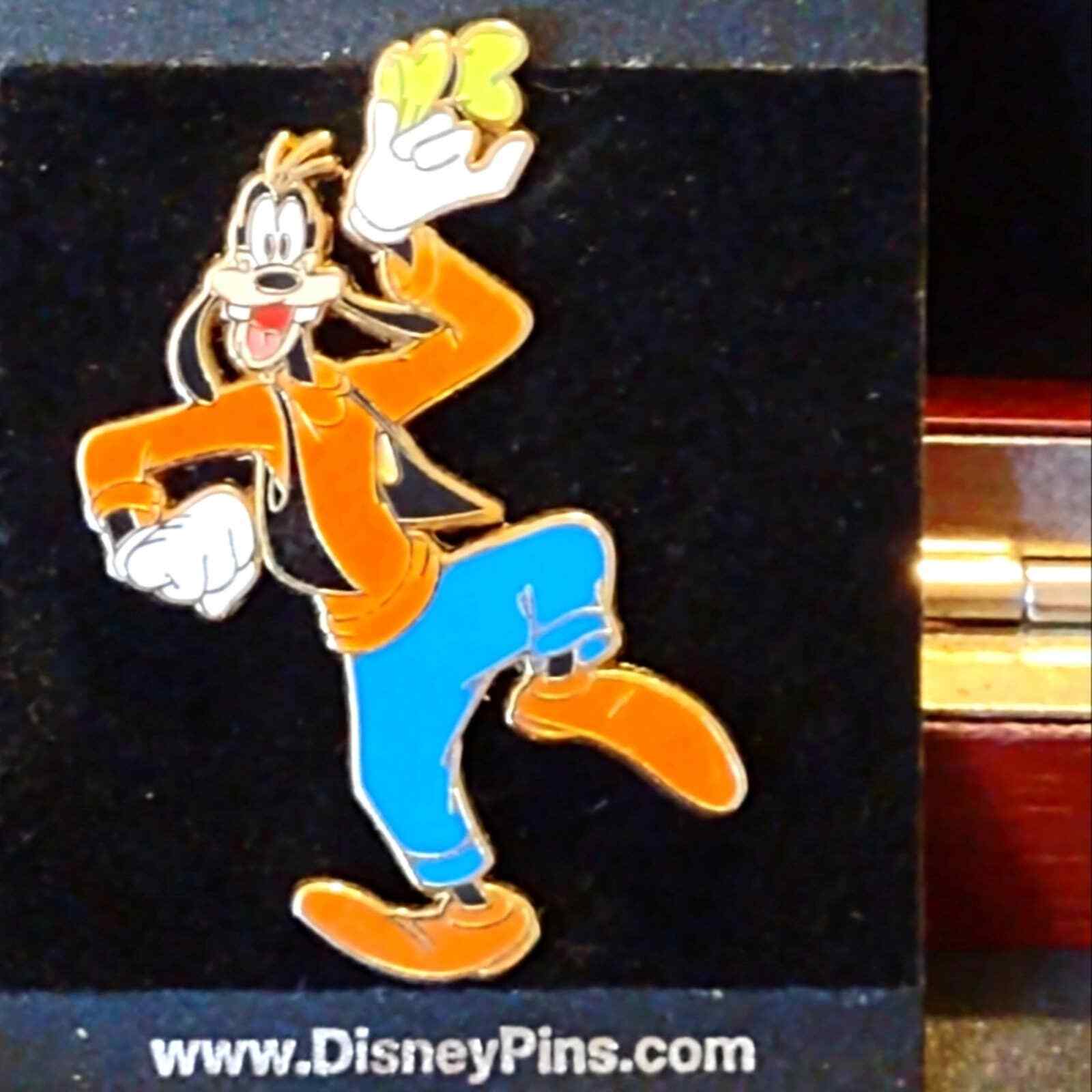 Cute little Walt Disney goofy pin NWT - Brooches & Pins