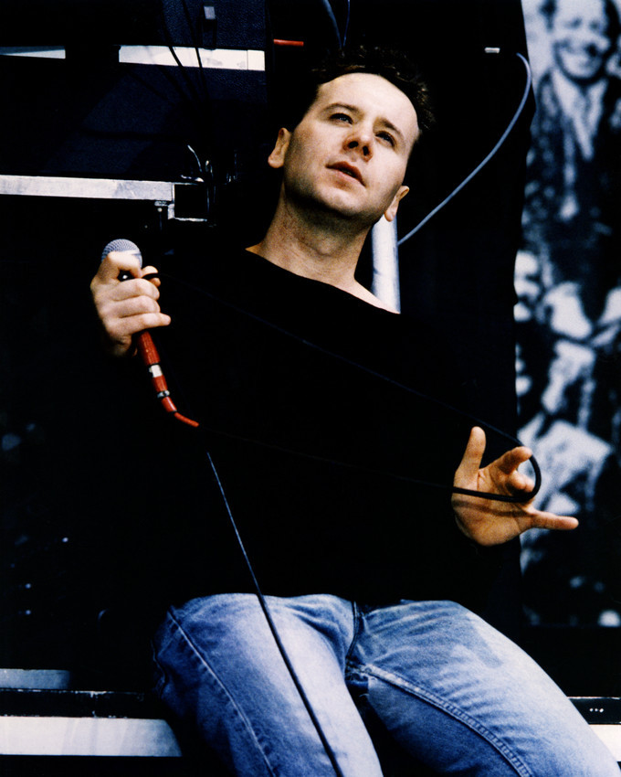 Simple Minds 16x20 Poster Jim Kerr with microphone on stage - Photographs